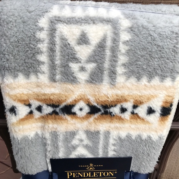 Pendleton | Bedding | Pendleton Sherpa Aztec Southwest Throw 5x70 New ...